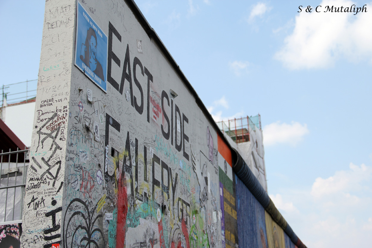 Sightseeing in Berlin – East Side Gallery – La Paire de Jumelles